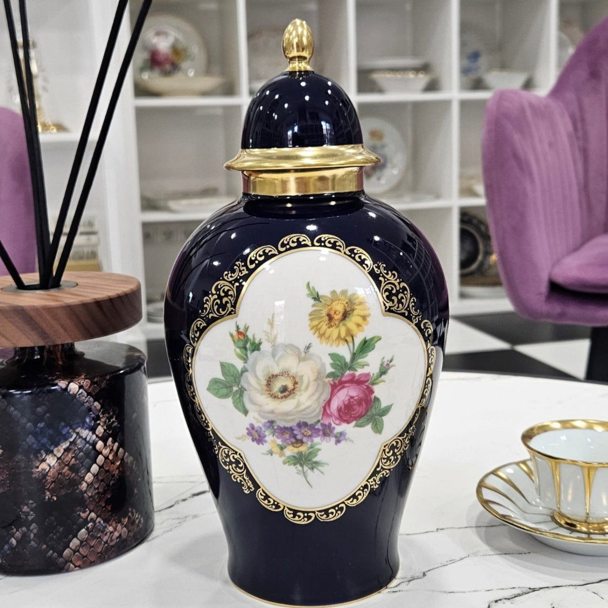 Nuostabi, auksuota "LINDNER Kueps Bavaria" porceliano gėlių vaza su da ...